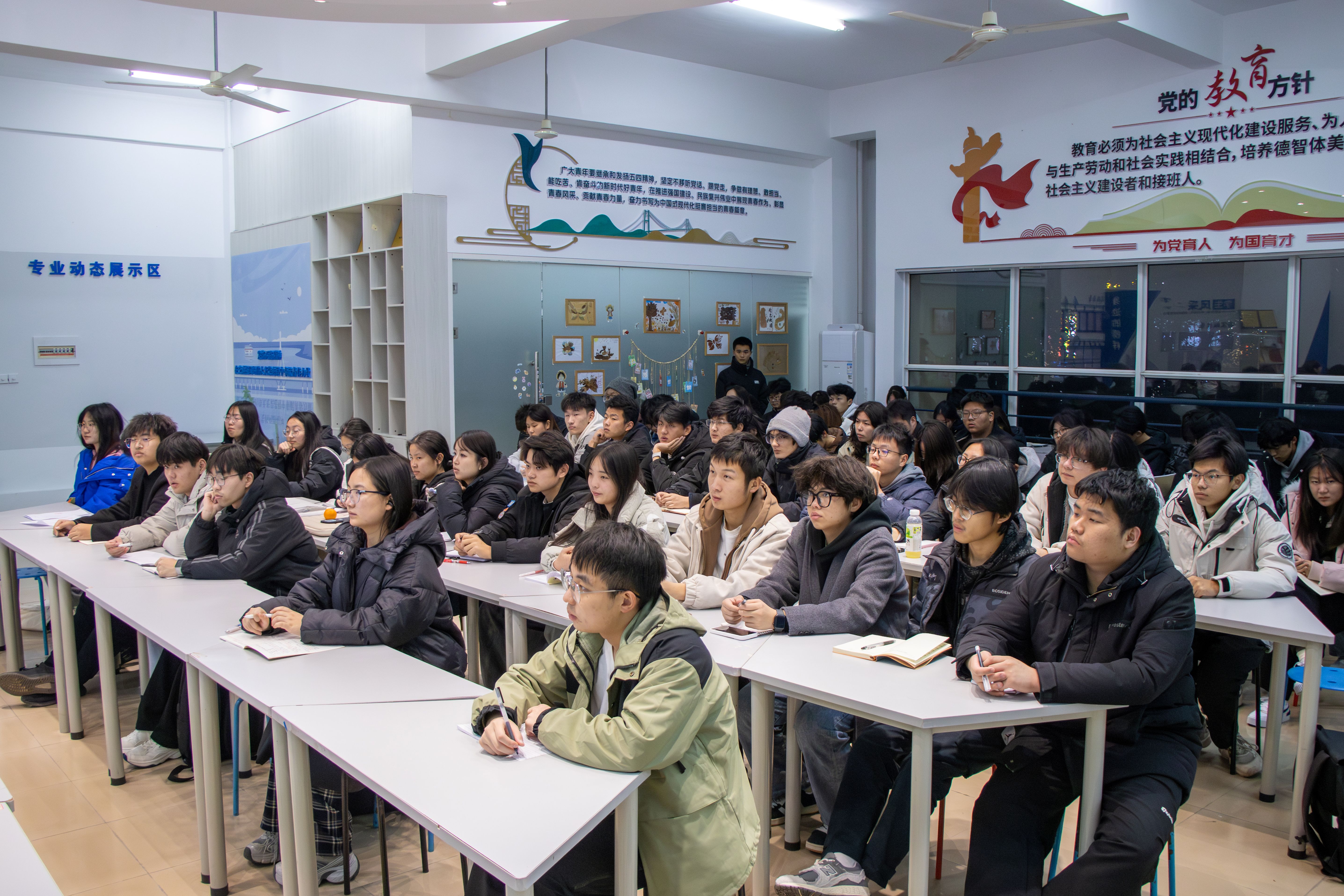 路桥与港航工程学院：开展“中国共产党的初心与使命”主题党课