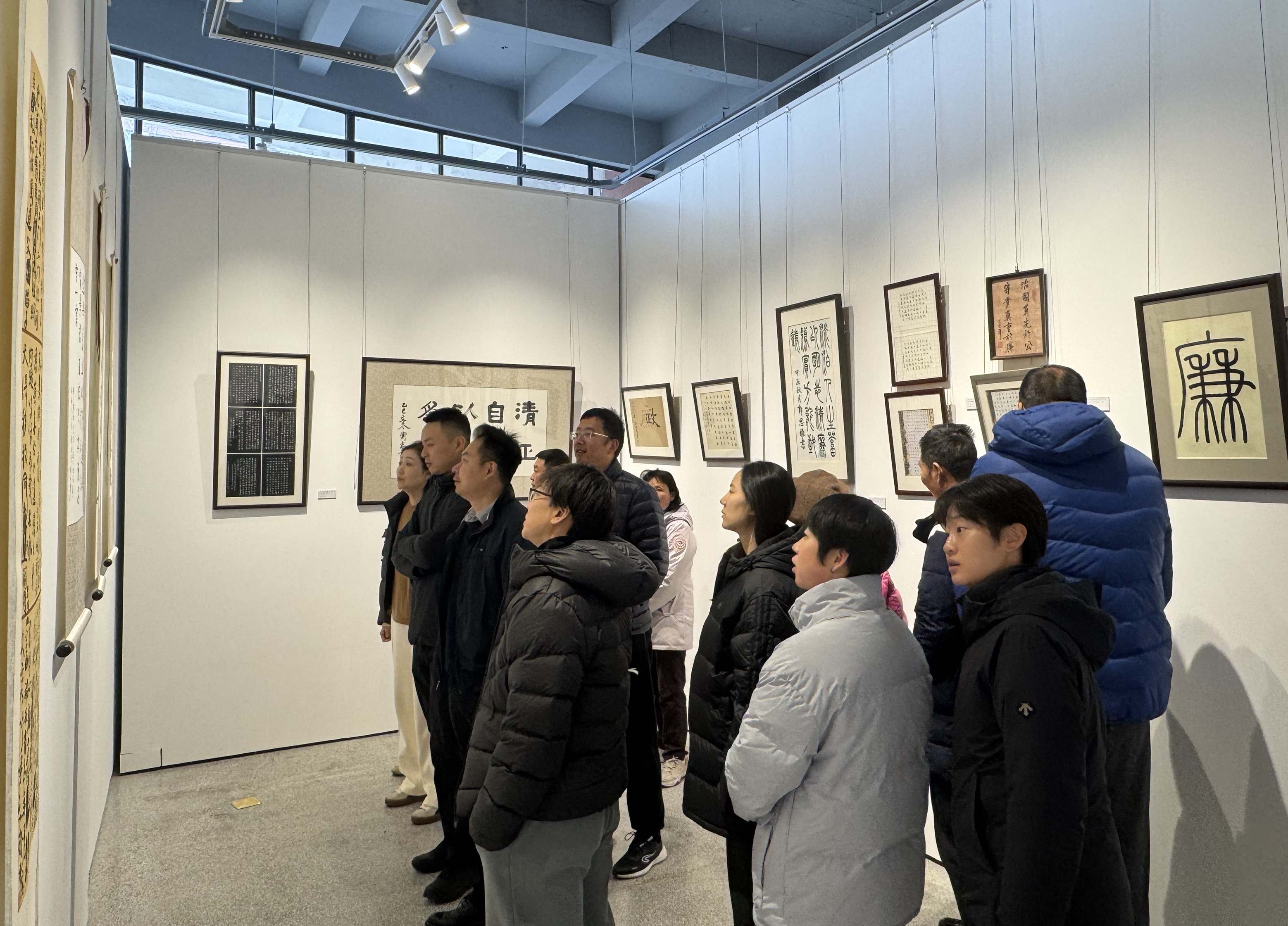 体育部直属党支部：组织全体教师参观学院第十五届反腐倡廉文化艺术设计作品展